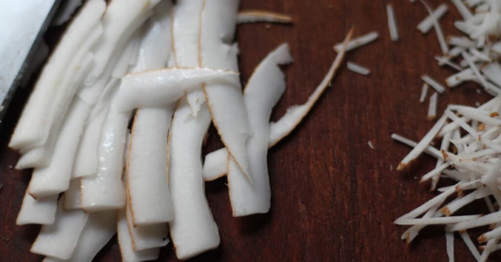 How to prepare roasted coconut (วิธีทำมะพร้าวคั่ว ; maphraao khuaa ...