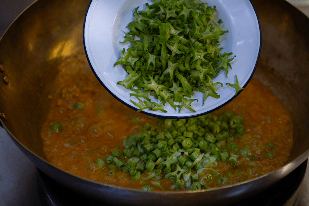 Thaifoodmaster - Pork and Three Beans Minced-Bird Style Curry (แกงคั่ว ...